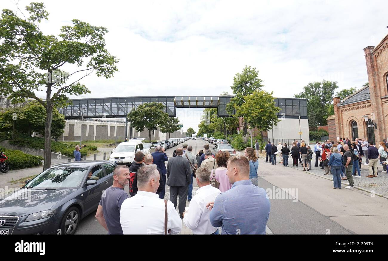 Berlin, Germany. 06th July, 2022. Numerous people stand in front of the ...