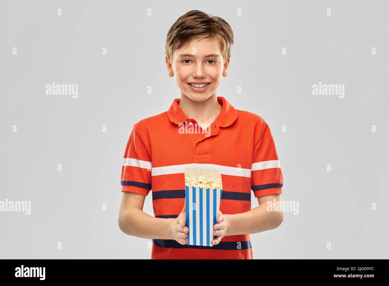 smiling boy eating popcorn Stock Photo - Alamy