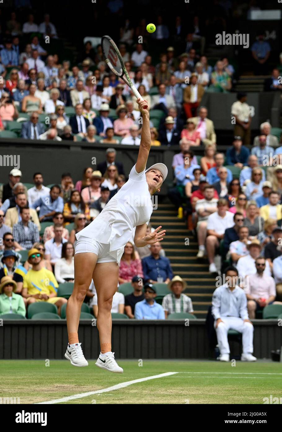 Amanda anisimova wimbledon action hi-res stock photography and images ...