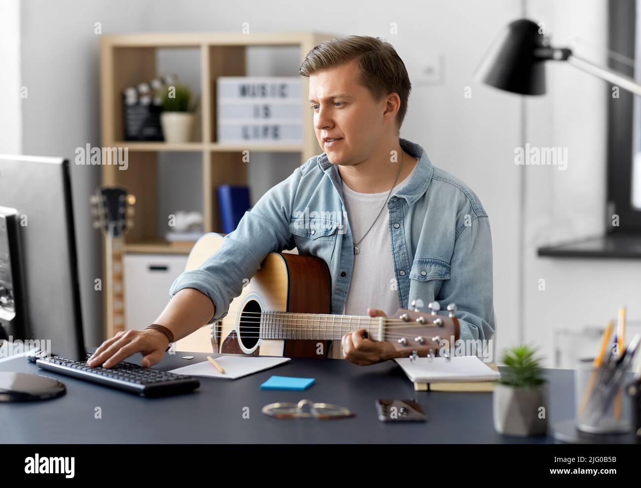 Composing music computer hi-res stock photography and images - Alamy