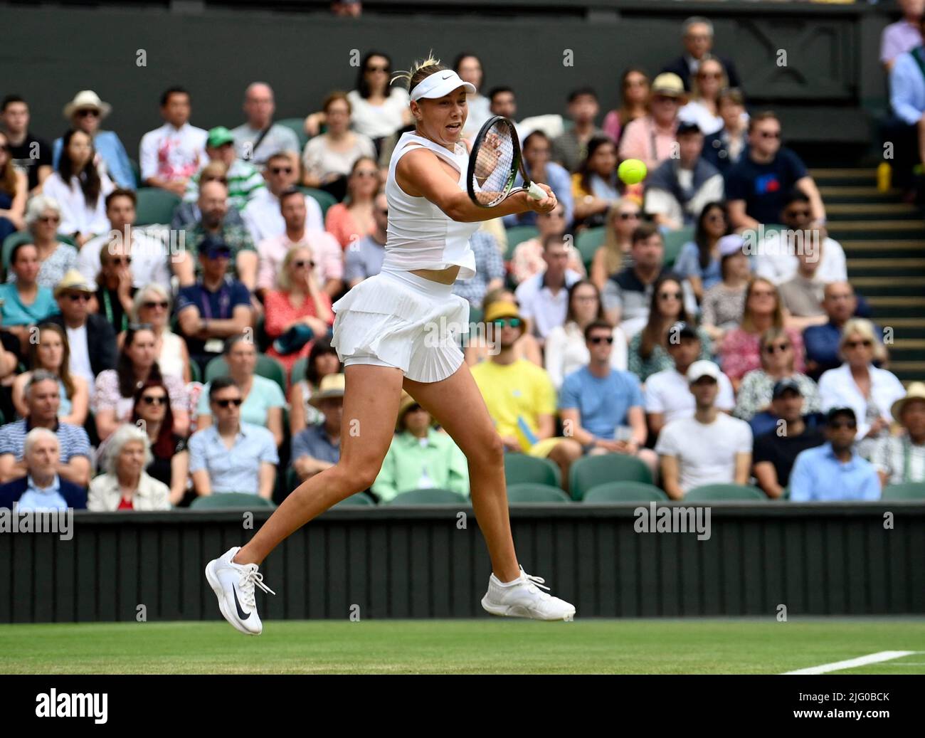 Amanda anisimova wimbledon action hi-res stock photography and images ...