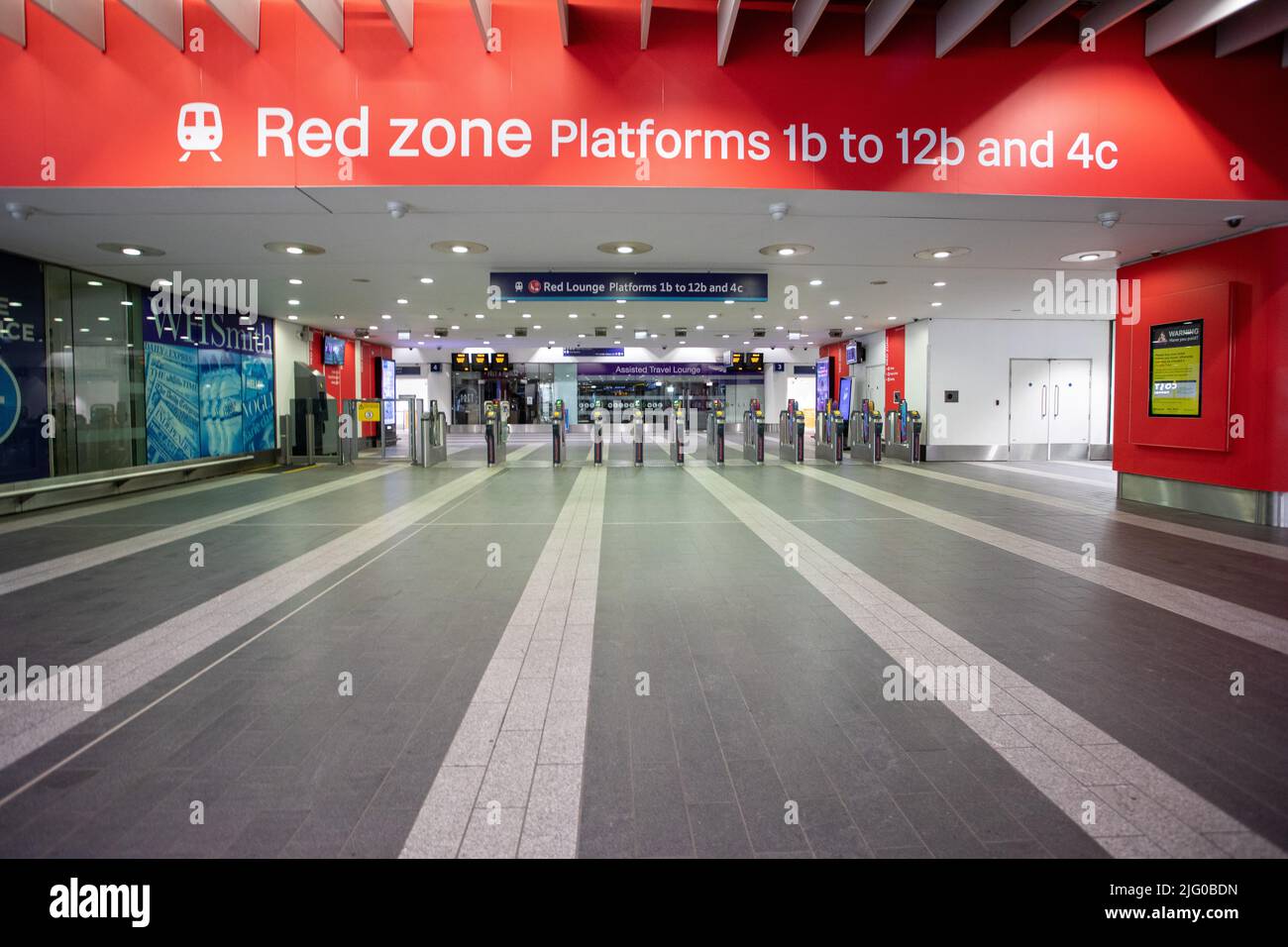 Empty concourse during rail strike hi-res stock photography and images ...