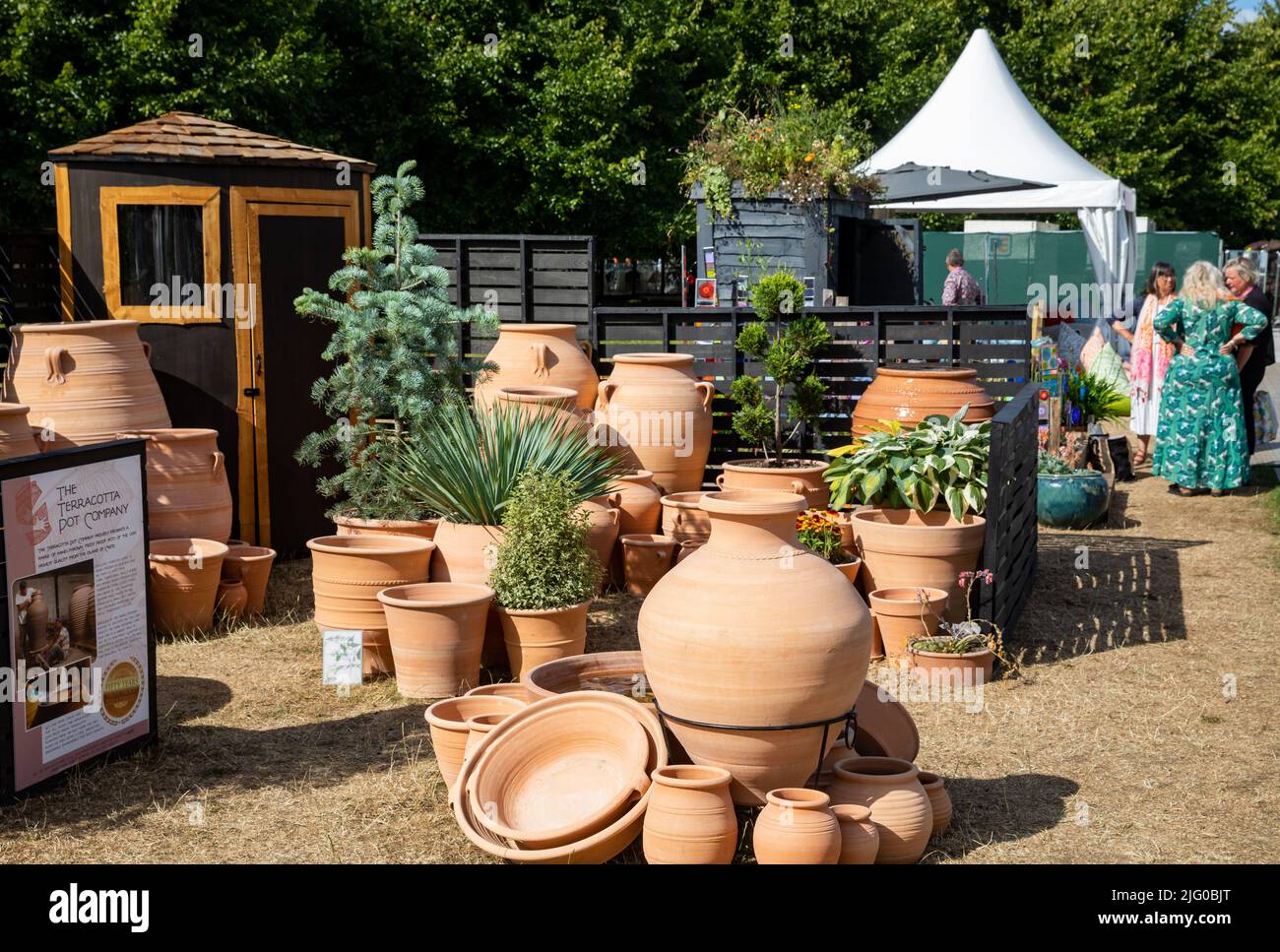 Pots rhs hampton court palace garden festival hi-res stock photography ...
