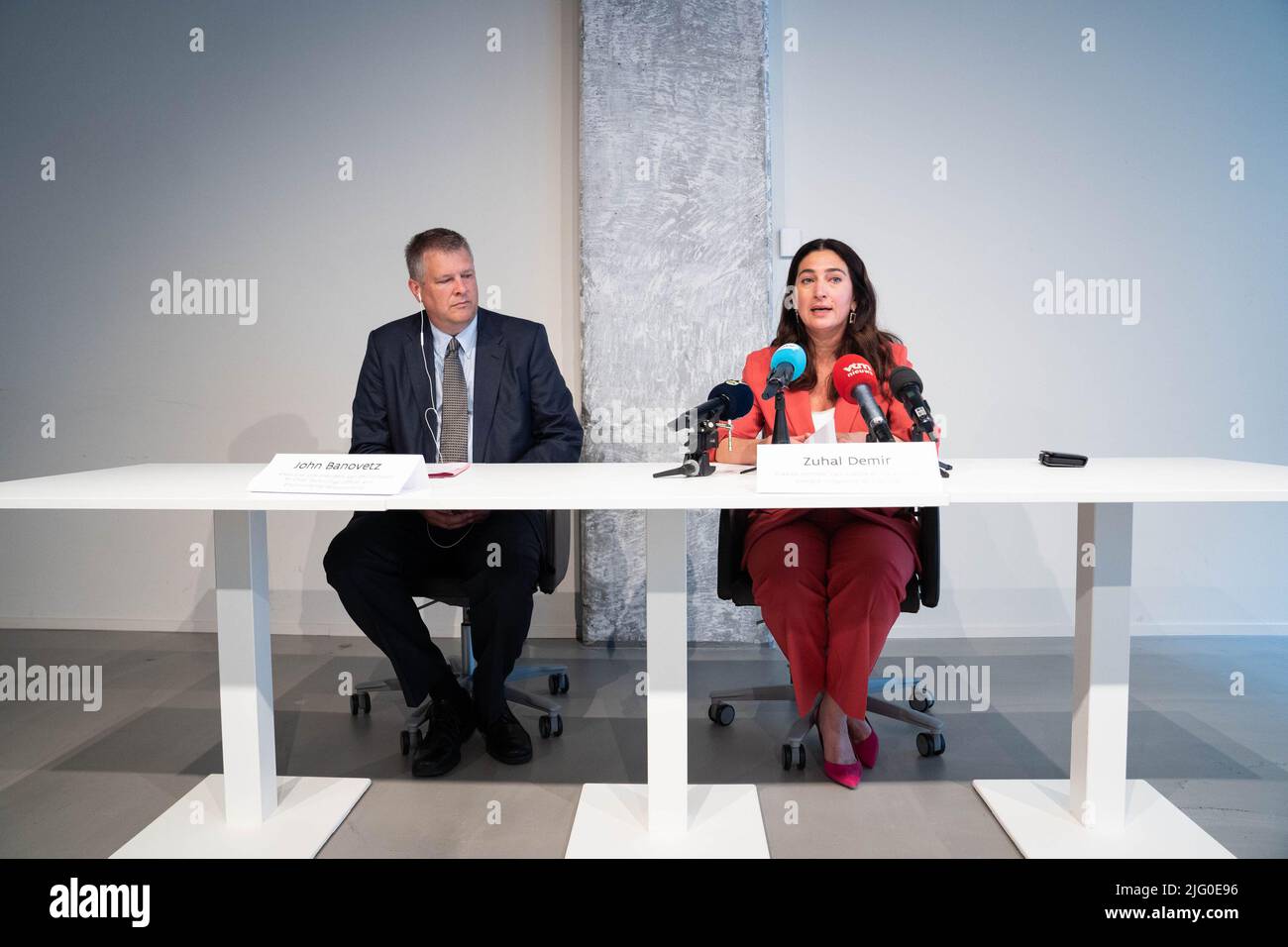 3M executive vice-president John Banovetz and Flemish Minister of ...