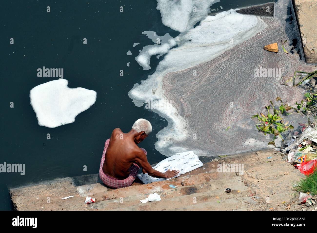 Pollted yamuna holy river hi-res stock photography and images - Alamy