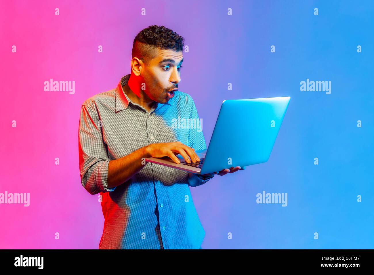 Laptop screen typing hi-res stock photography and images - Alamy