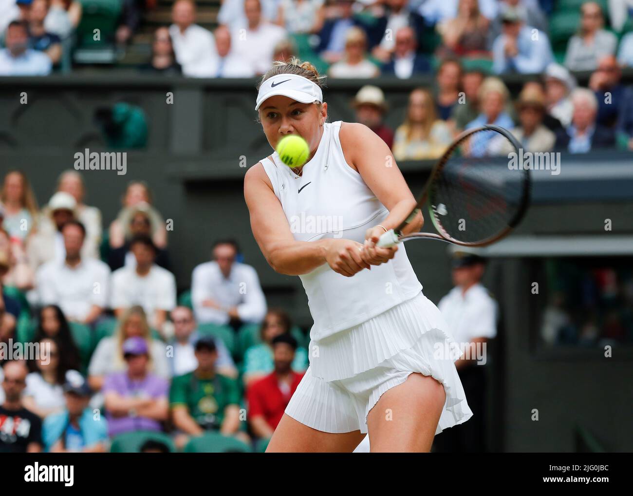 Amanda anisimova wimbledon action hi-res stock photography and images ...