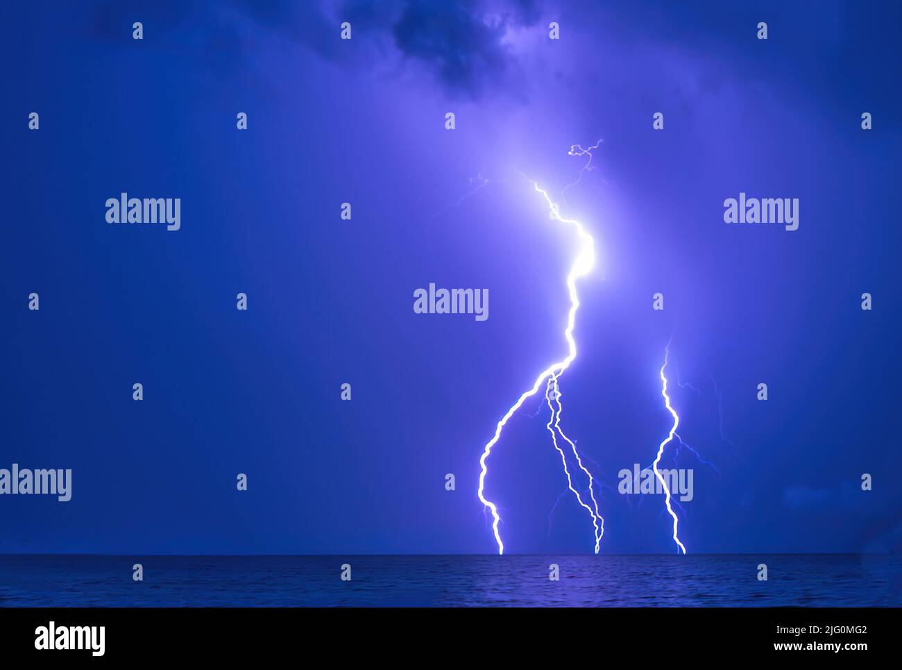 Lightning storm ocean hi-res stock photography and images - Alamy