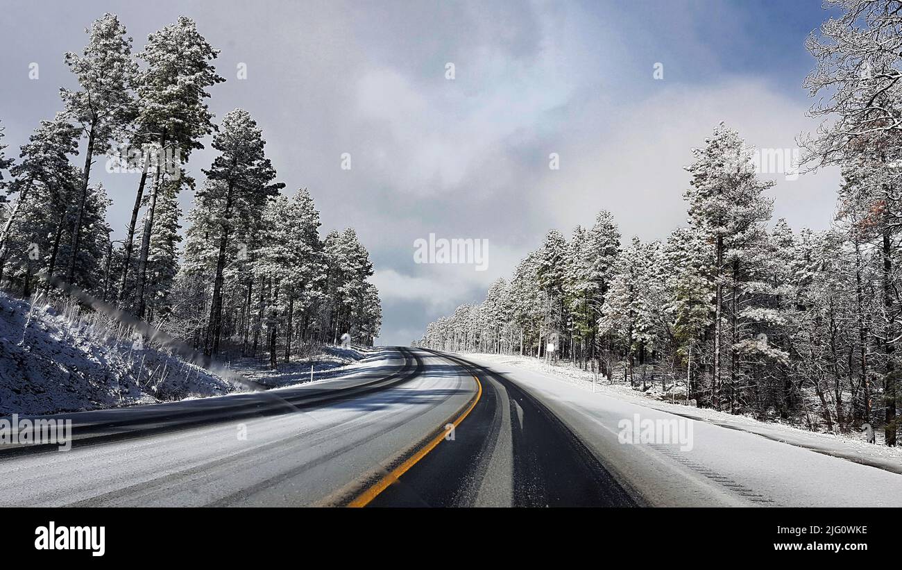 Snow filled roads hi-res stock photography and images - Alamy