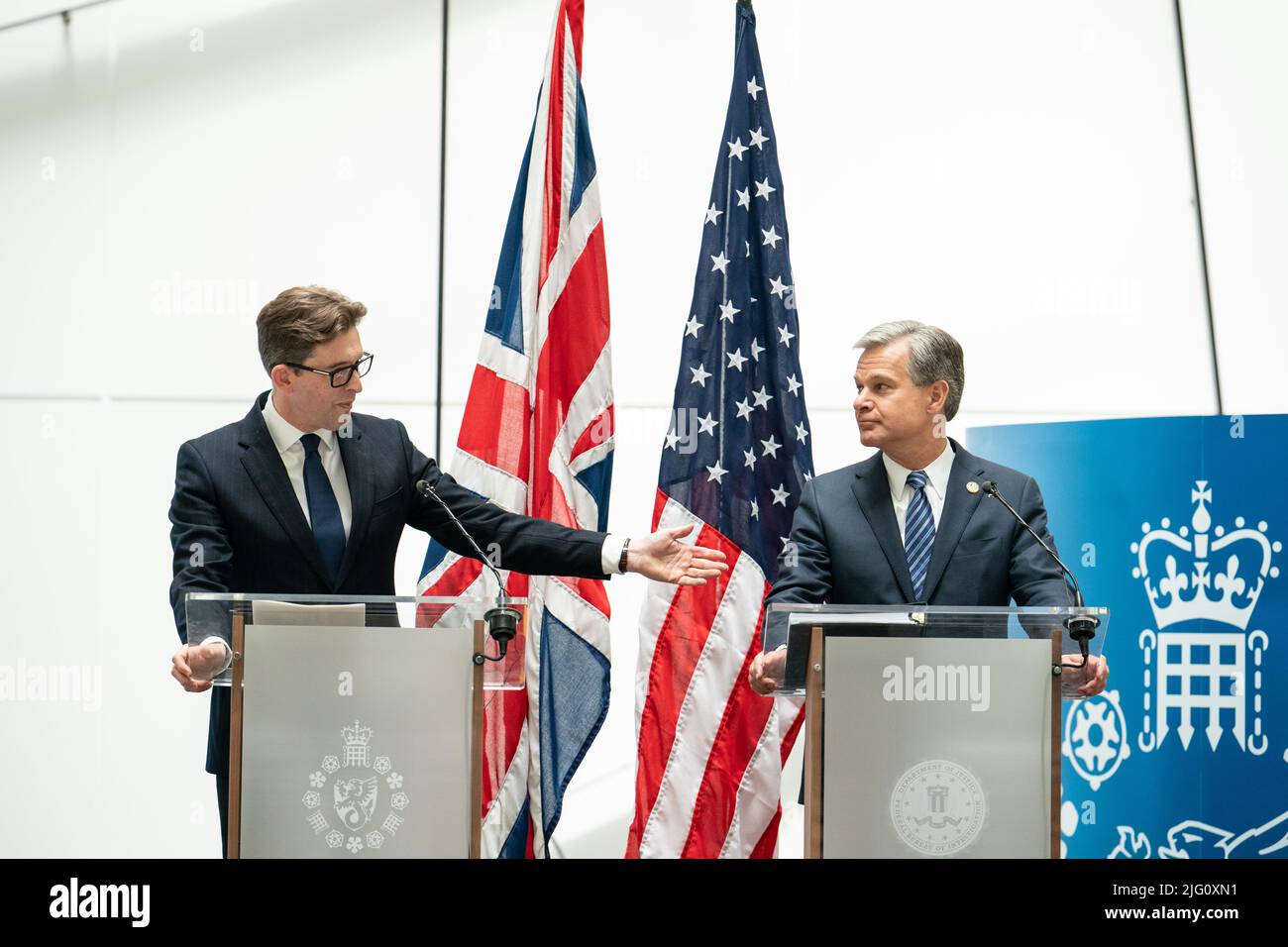 MI5 Director General Ken McCallum (left) and FBI Director Christopher ...