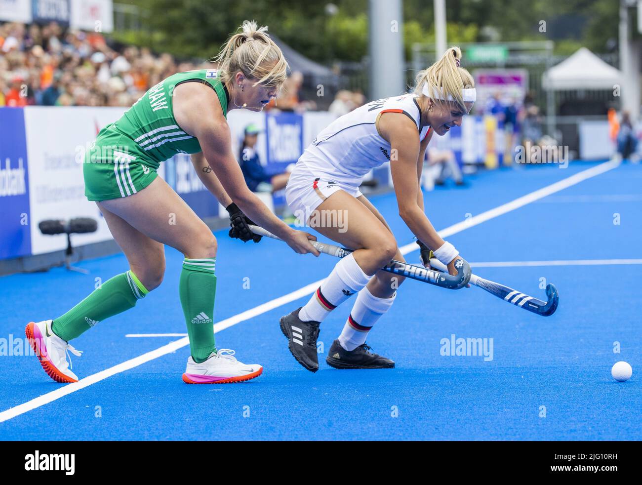 AMSTERDAM - Kira Horn (GER) with Sarah Hawkshaw (IRL) during the match ...