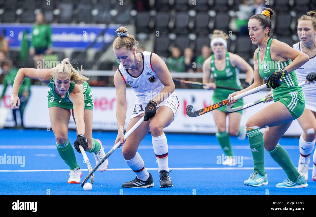 AMSTERDAM - Lena Micheel (GER) with Sarah Hawkshaw (IRL) and right ...