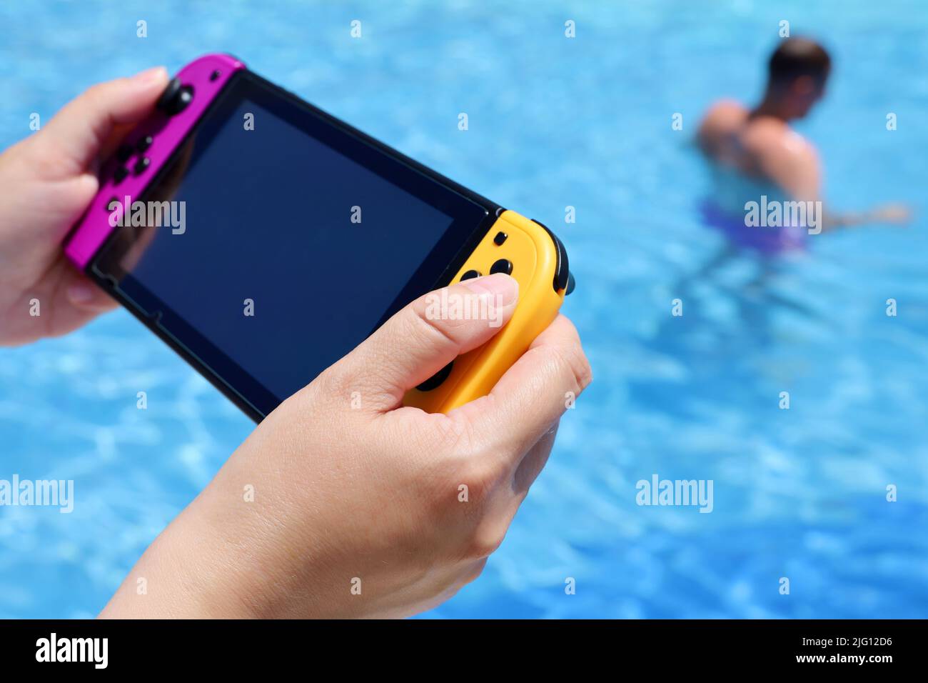 Girl playing nintendo switch hi-res stock photography and images - Alamy