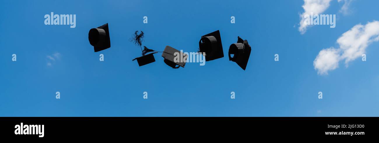 Graduation group low angle hi-res stock photography and images - Alamy