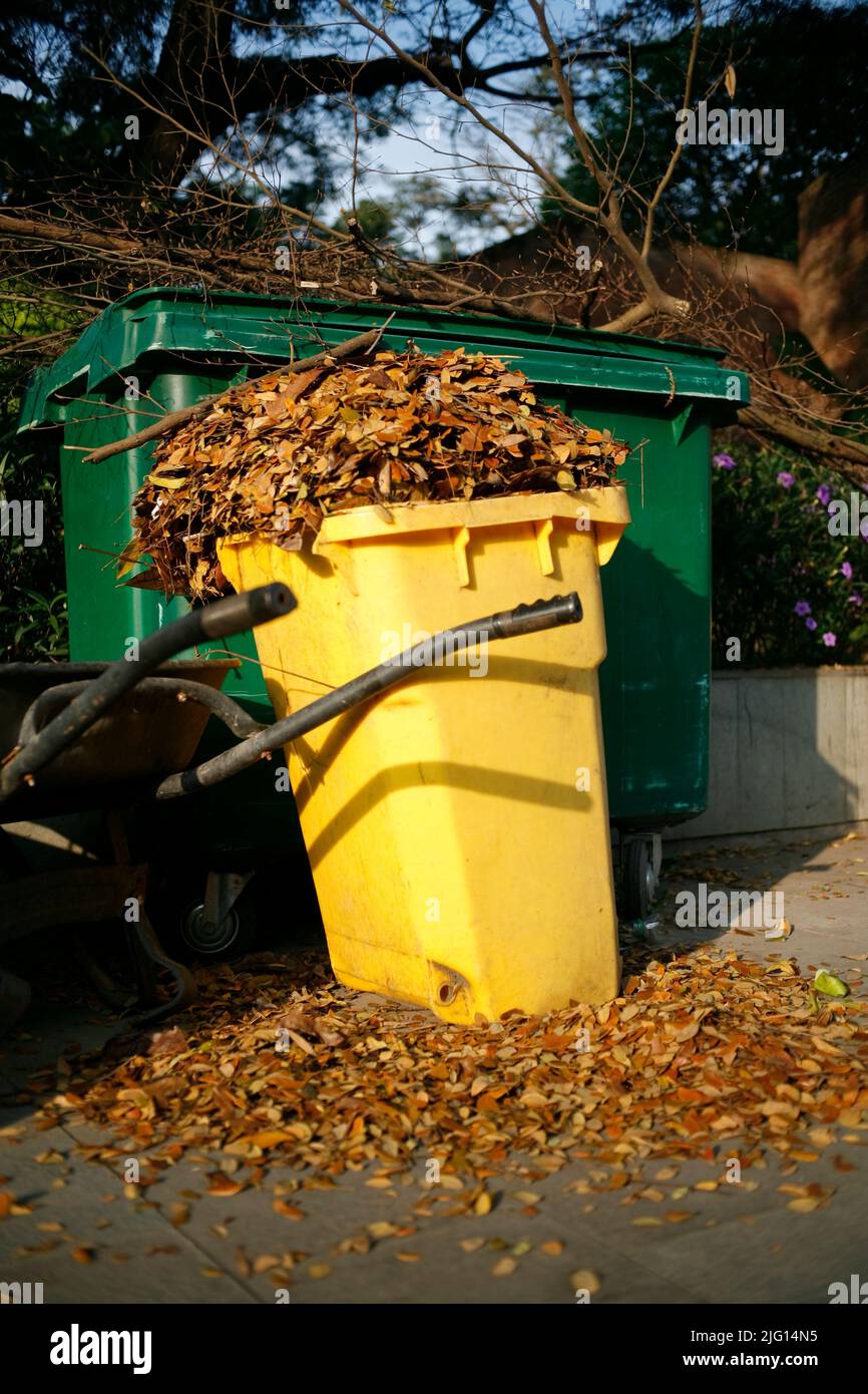 Full trash can hi-res stock photography and images - Alamy