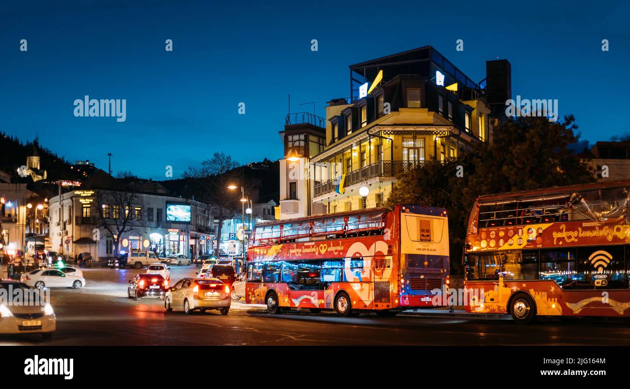 Hop on hop off tour buses hi-res stock photography and images - Alamy
