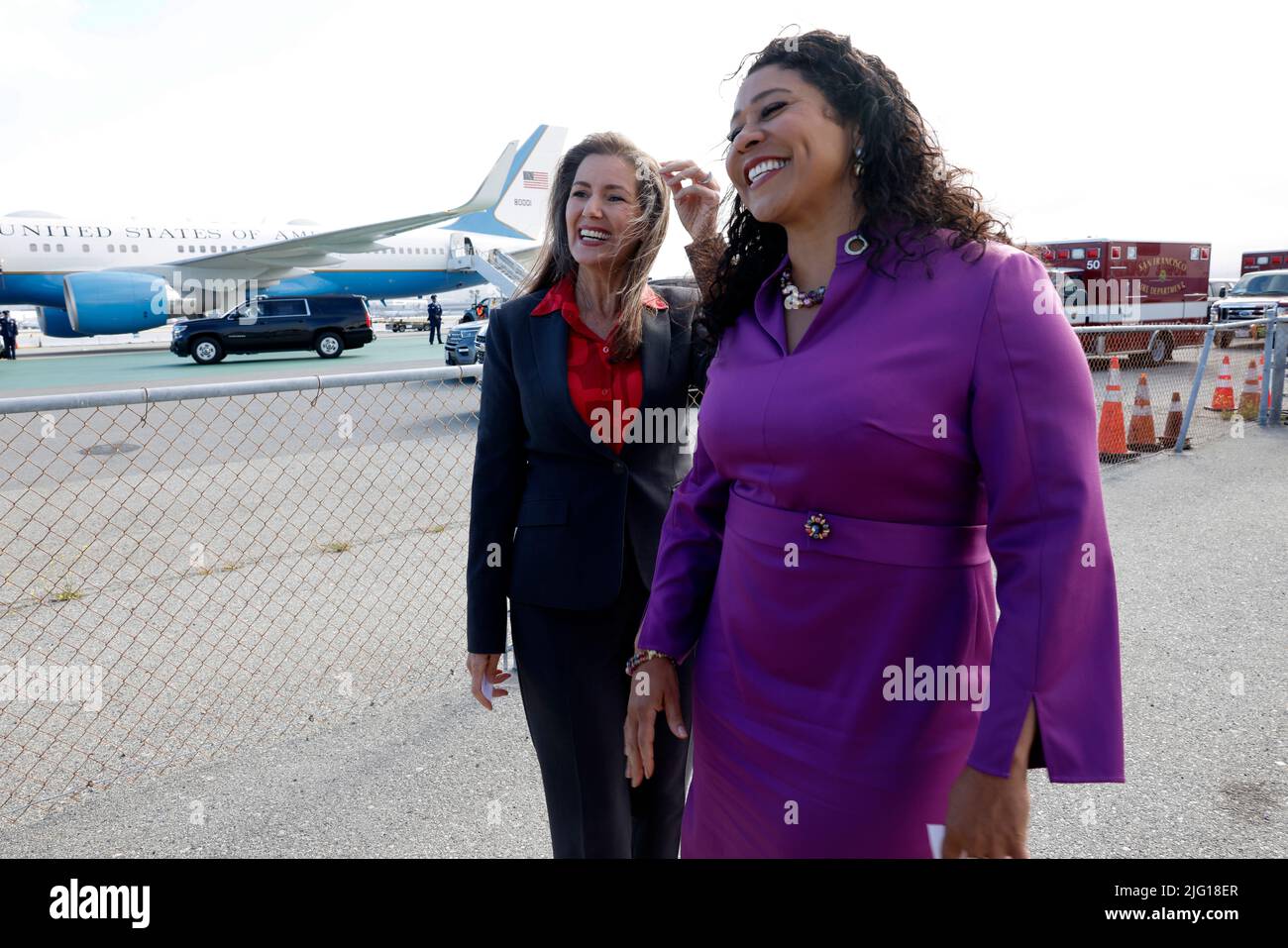 Mayor Elizabeth Schaaf (Democrat of Oakland, California) (L) and Mayor ...