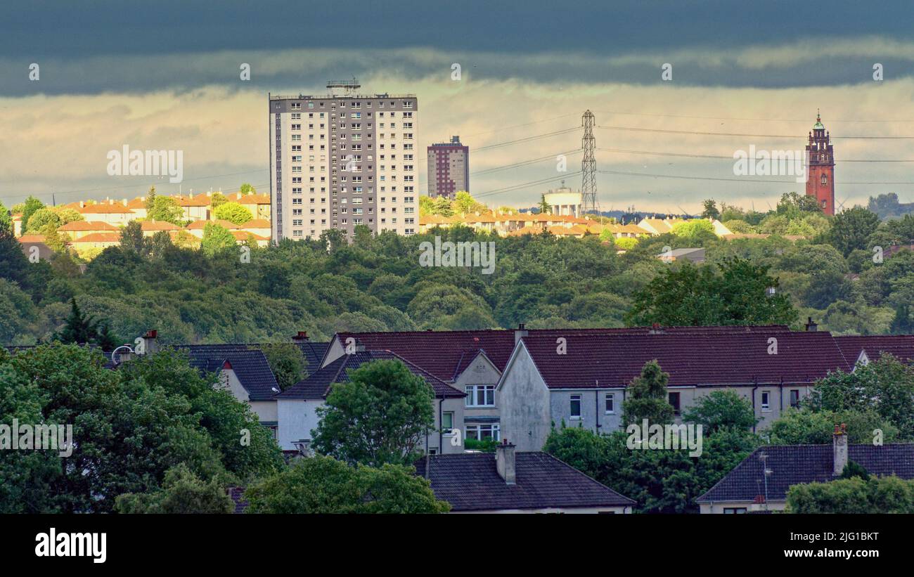 Glasgow, Scotland, UK July 6th 2022. UK Weather: Late evening sunshine ...
