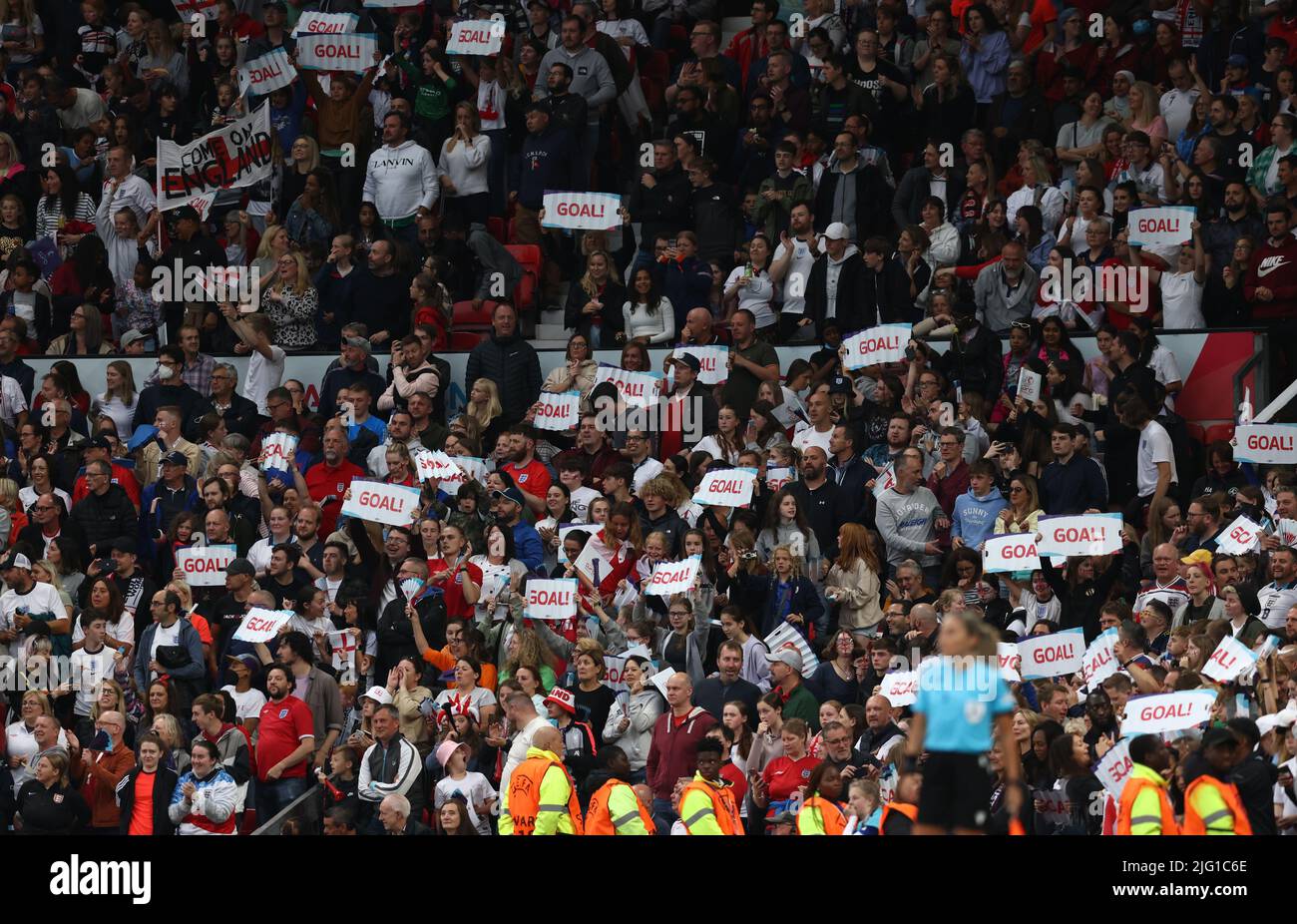 Crowd hold up hi-res stock photography and images - Alamy