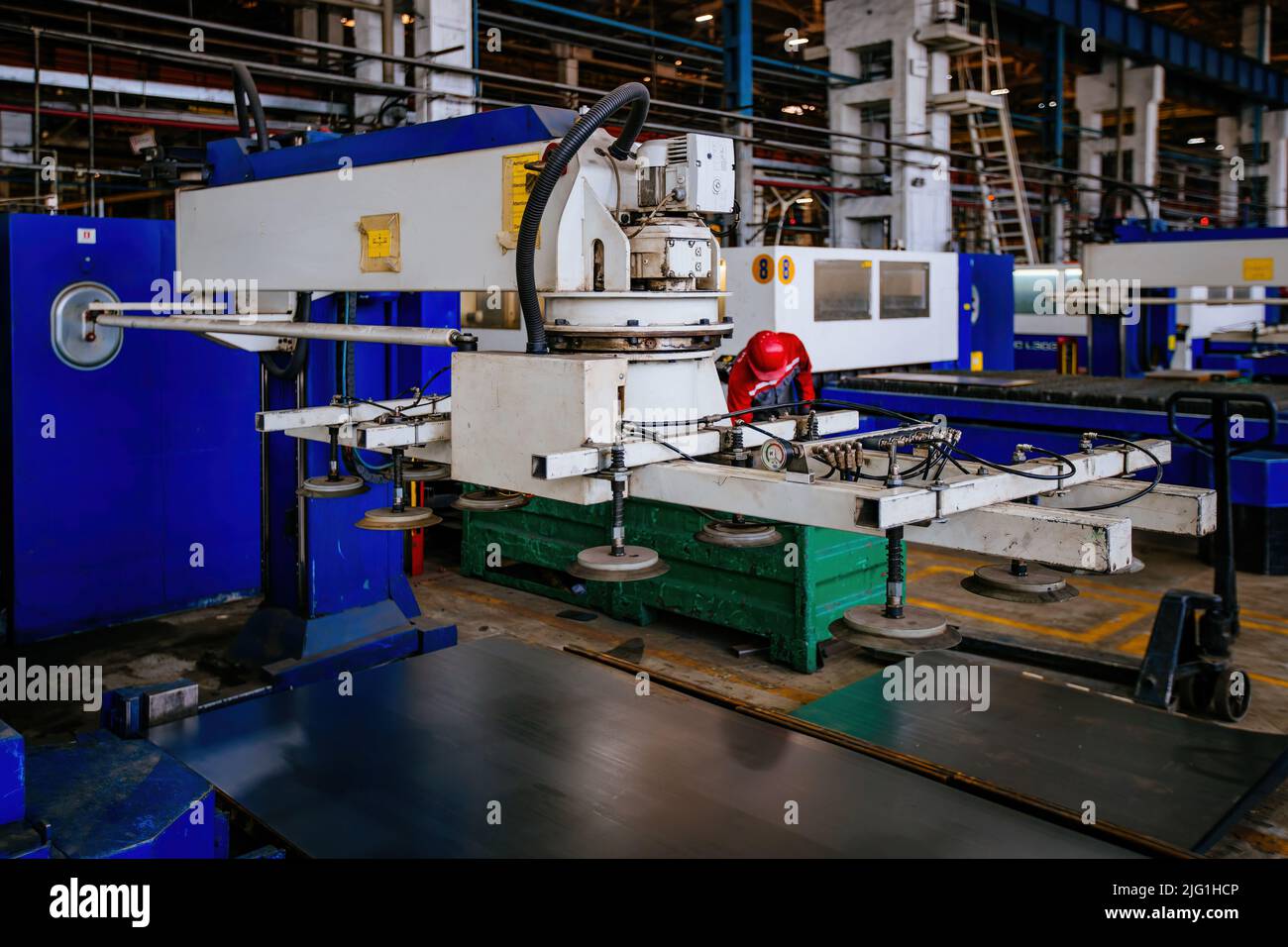 Loading unit of cutting machine. Mechanical vacuum lifter loading metal ...