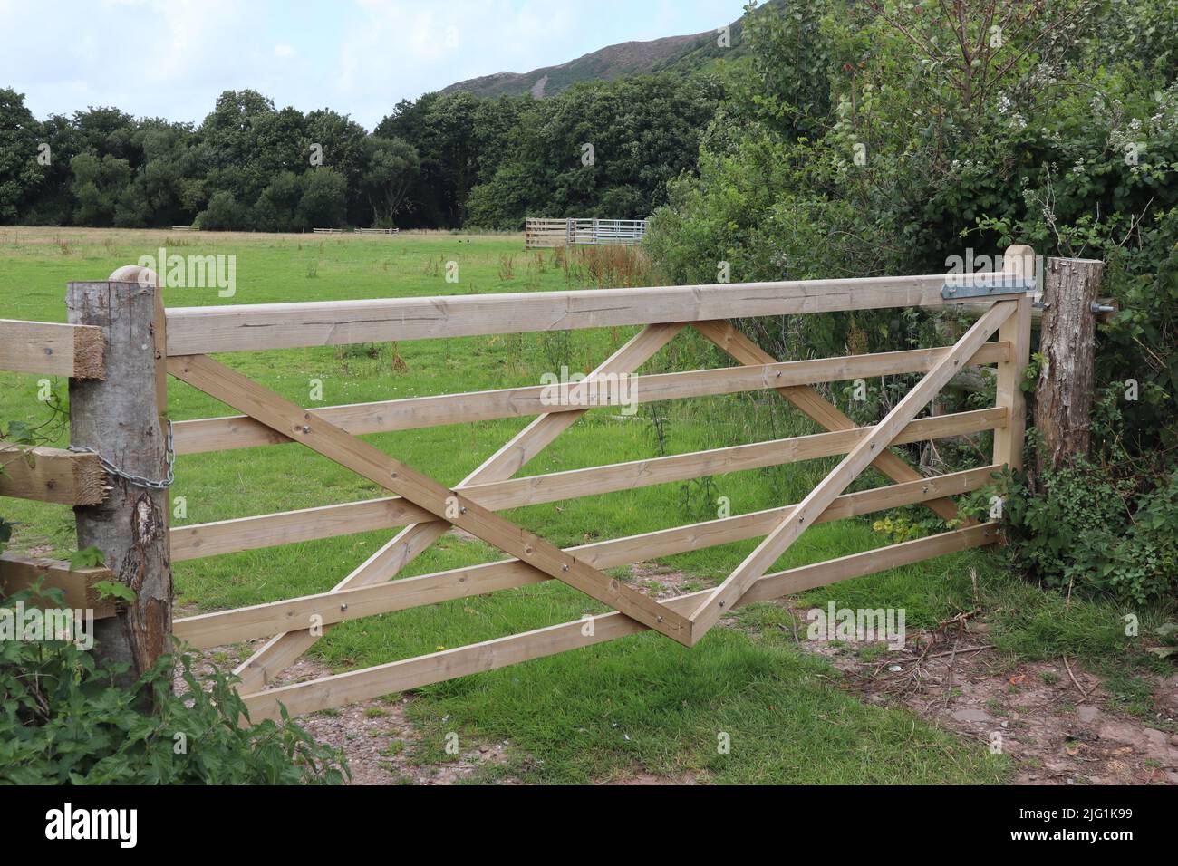 Five bar garden gate hi-res stock photography and images - Alamy