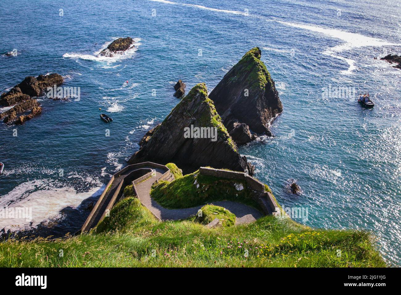 Dunquin Harbour walking trail, path on the coast of Dingle Peninsula ...