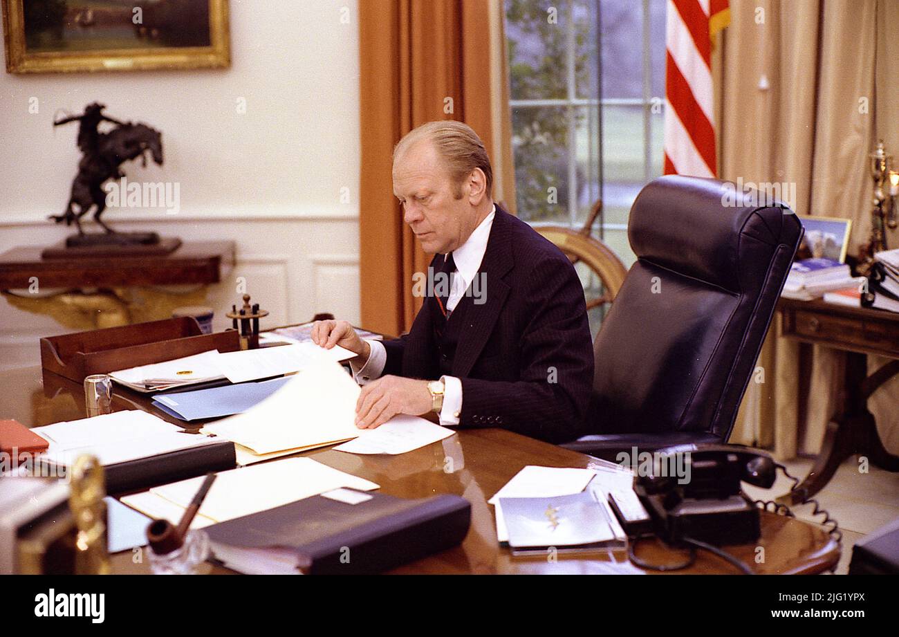 President Ford at work in the Oval Office. January 27, 1976 Stock Photo ...