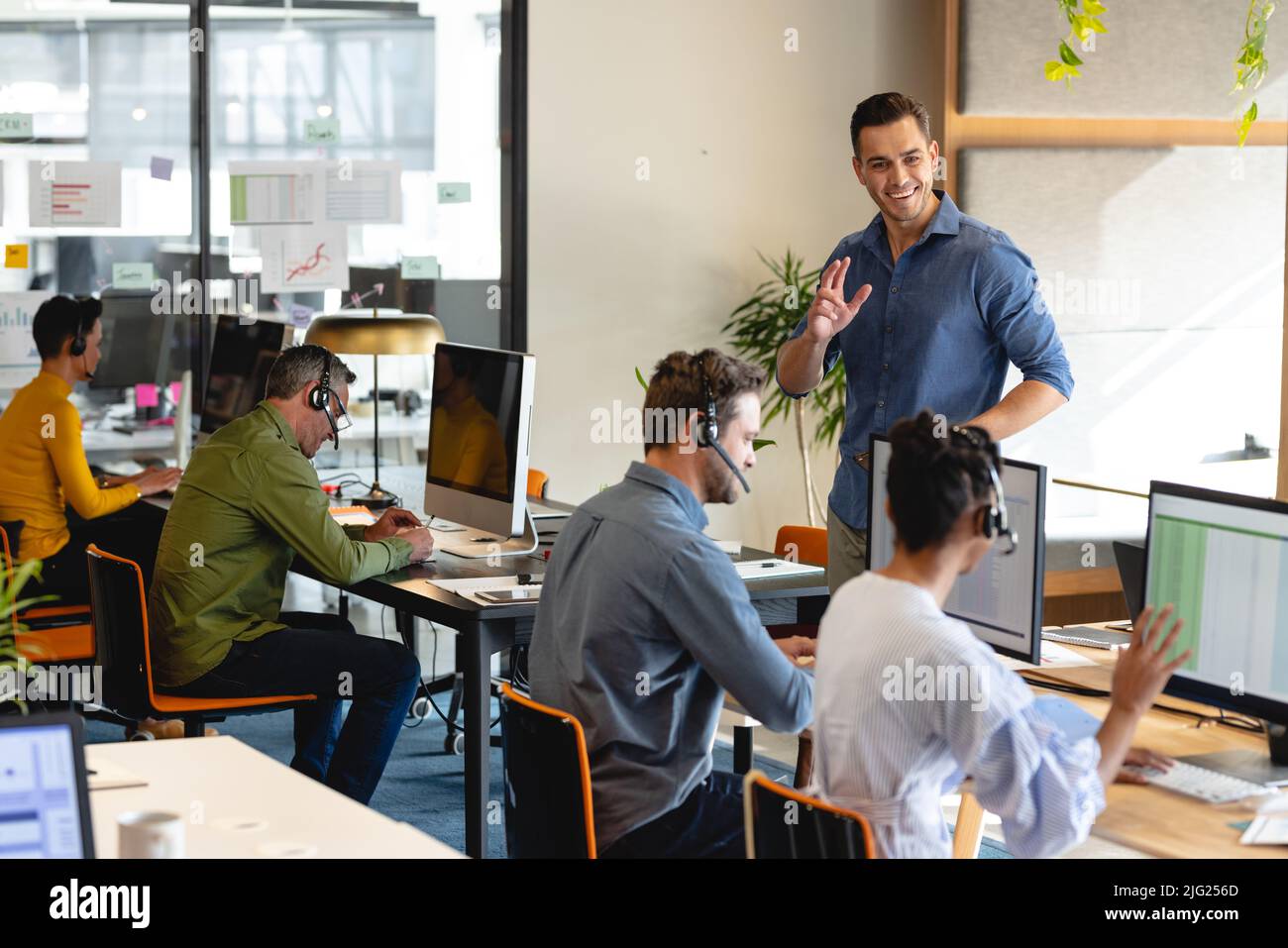 Motivating team hi-res stock photography and images - Alamy