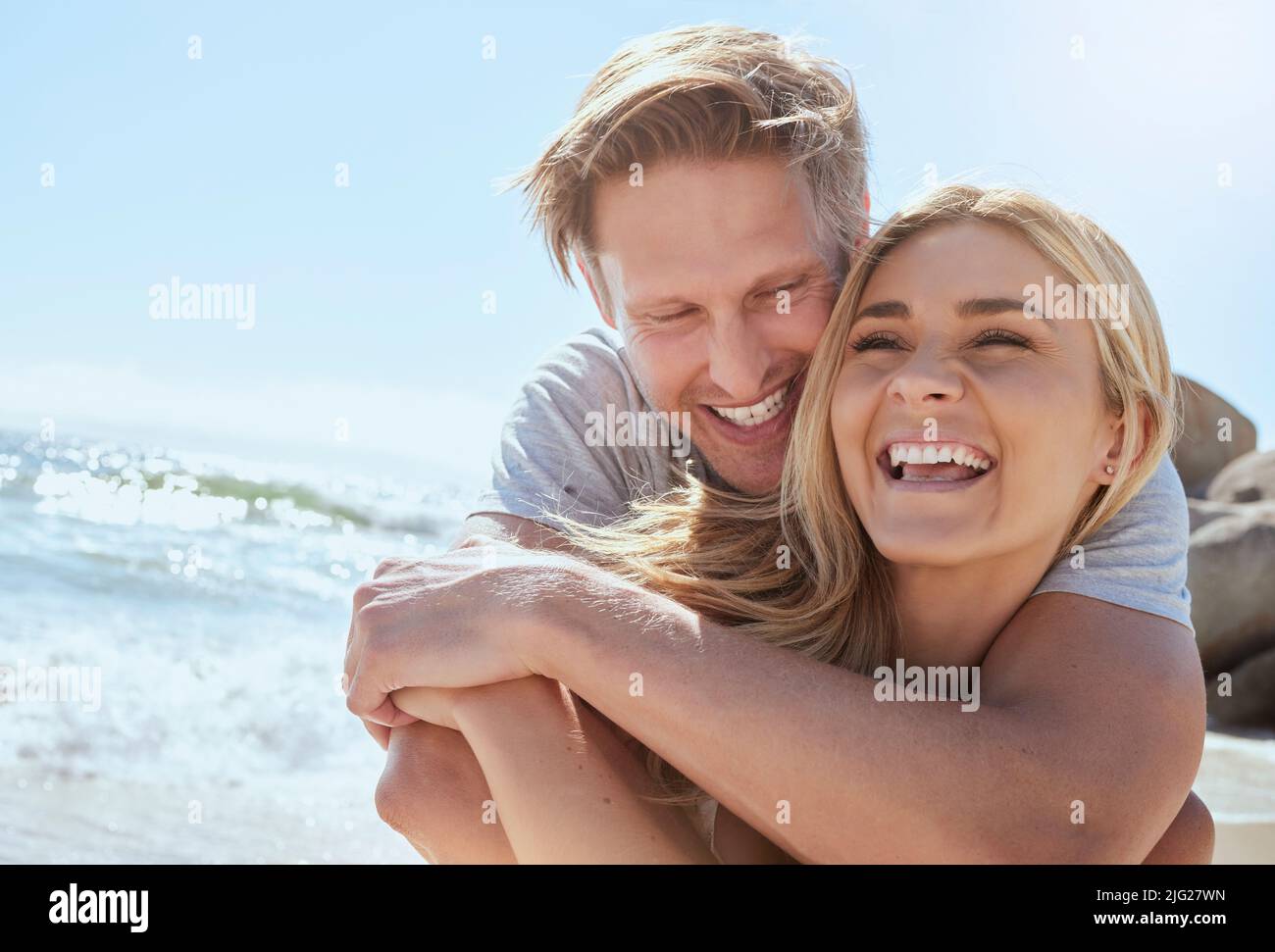 Couple sun laughing cuddling hi-res stock photography and images - Alamy