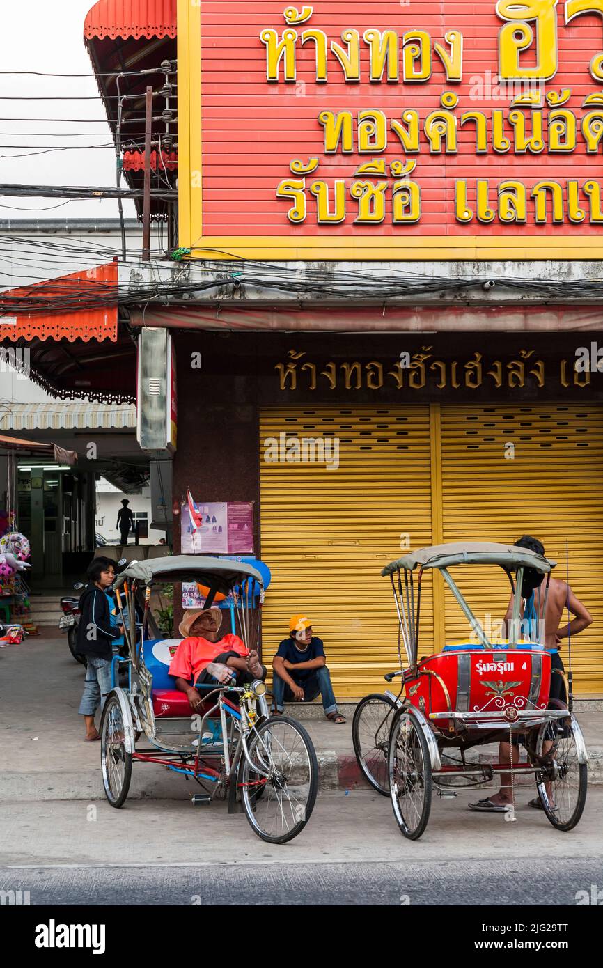 Downtown, rickshaws waiting passengers, Surin, rickshaw Isan(Isaan ...