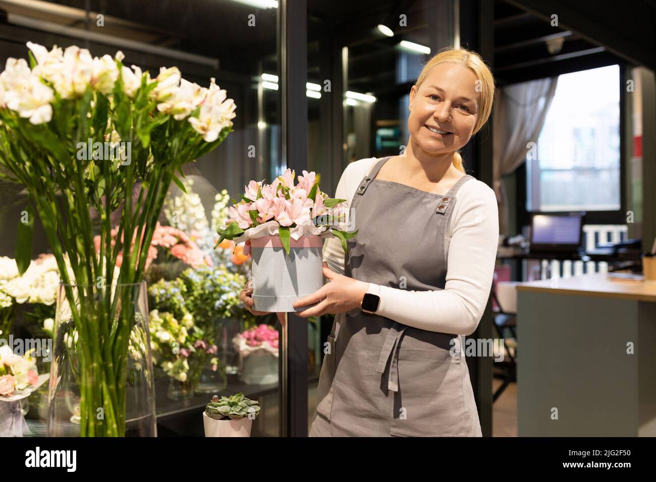 small business selling potted fresh flower plants Stock Photo - Alamy