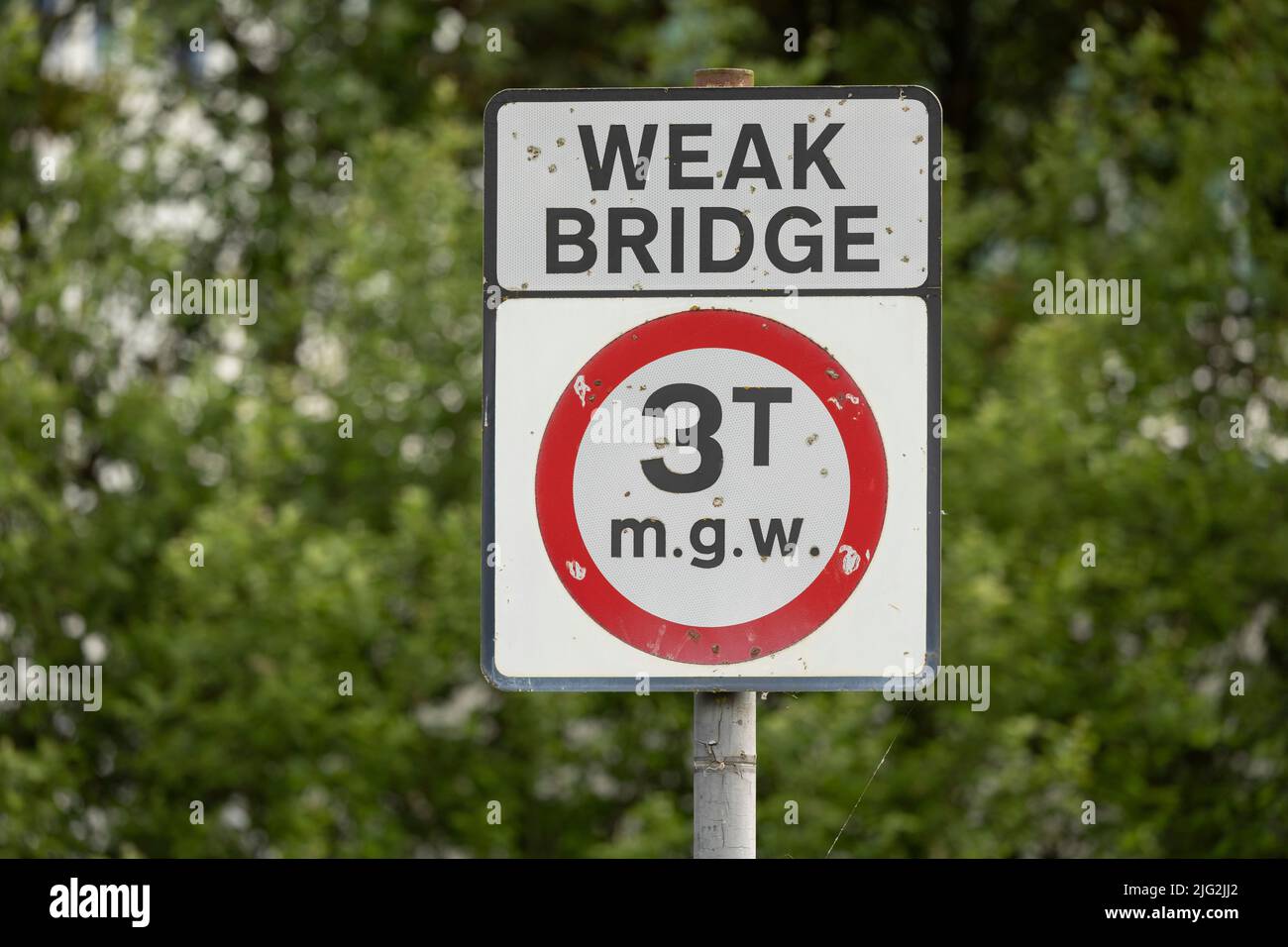 uk weak bridge sign white background red circle isolated from ...