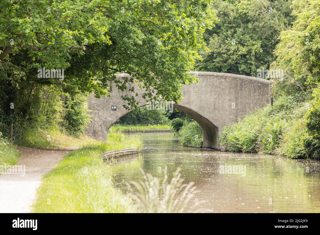 humpback bridge over the Coventry canal at Alvecote near tamworth Stock ...