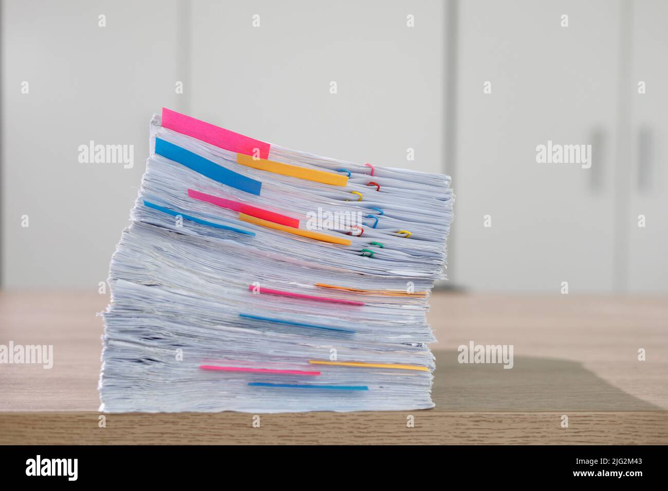 Desk unorganized mess paper hi-res stock photography and images - Alamy