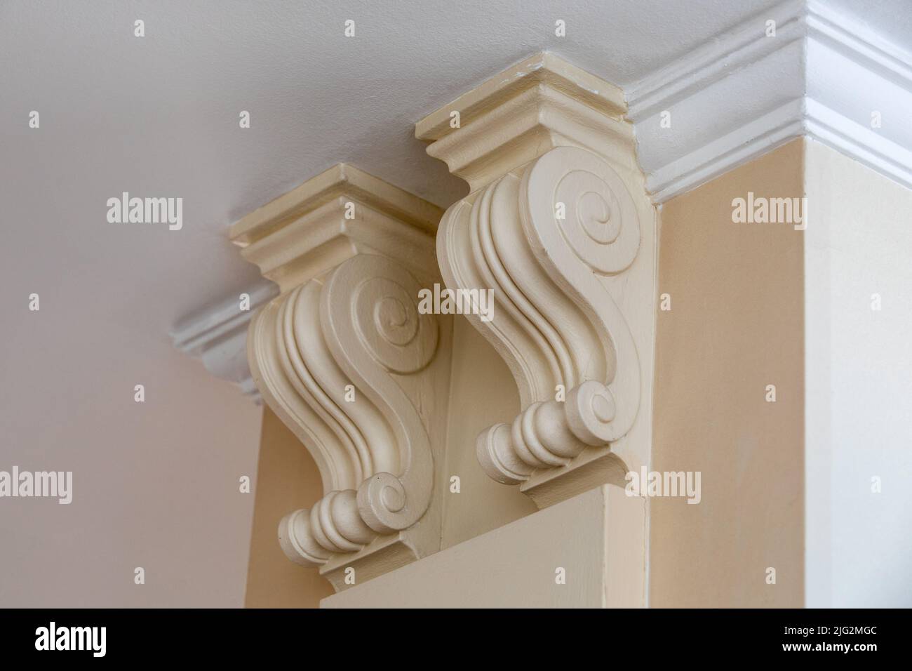 Vintage gesimse in a room, special design of indoor walls and ceiling ...