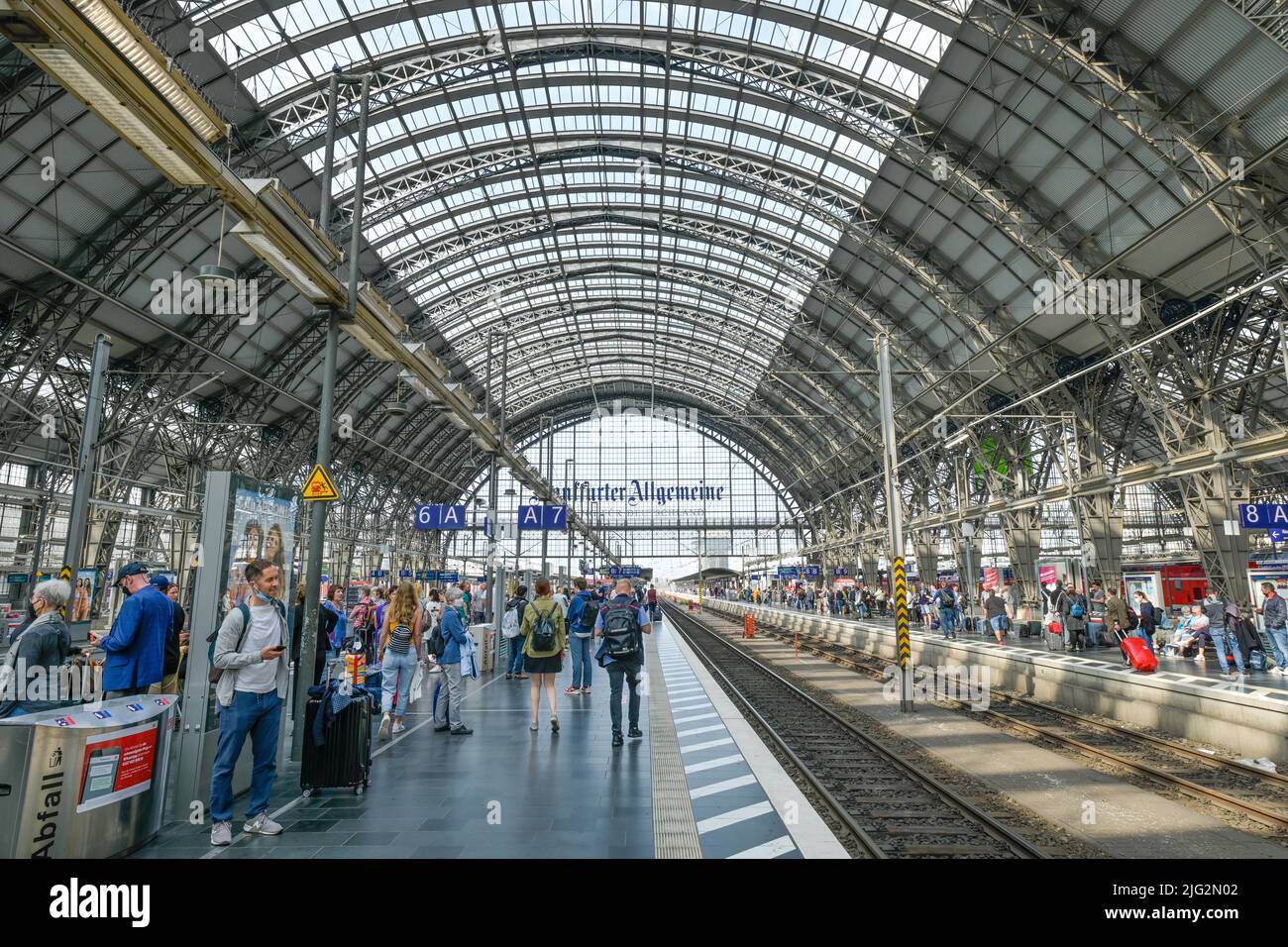 Bahnsteig am frankfurter hauptbahnhof hi-res stock photography and images - Alamy