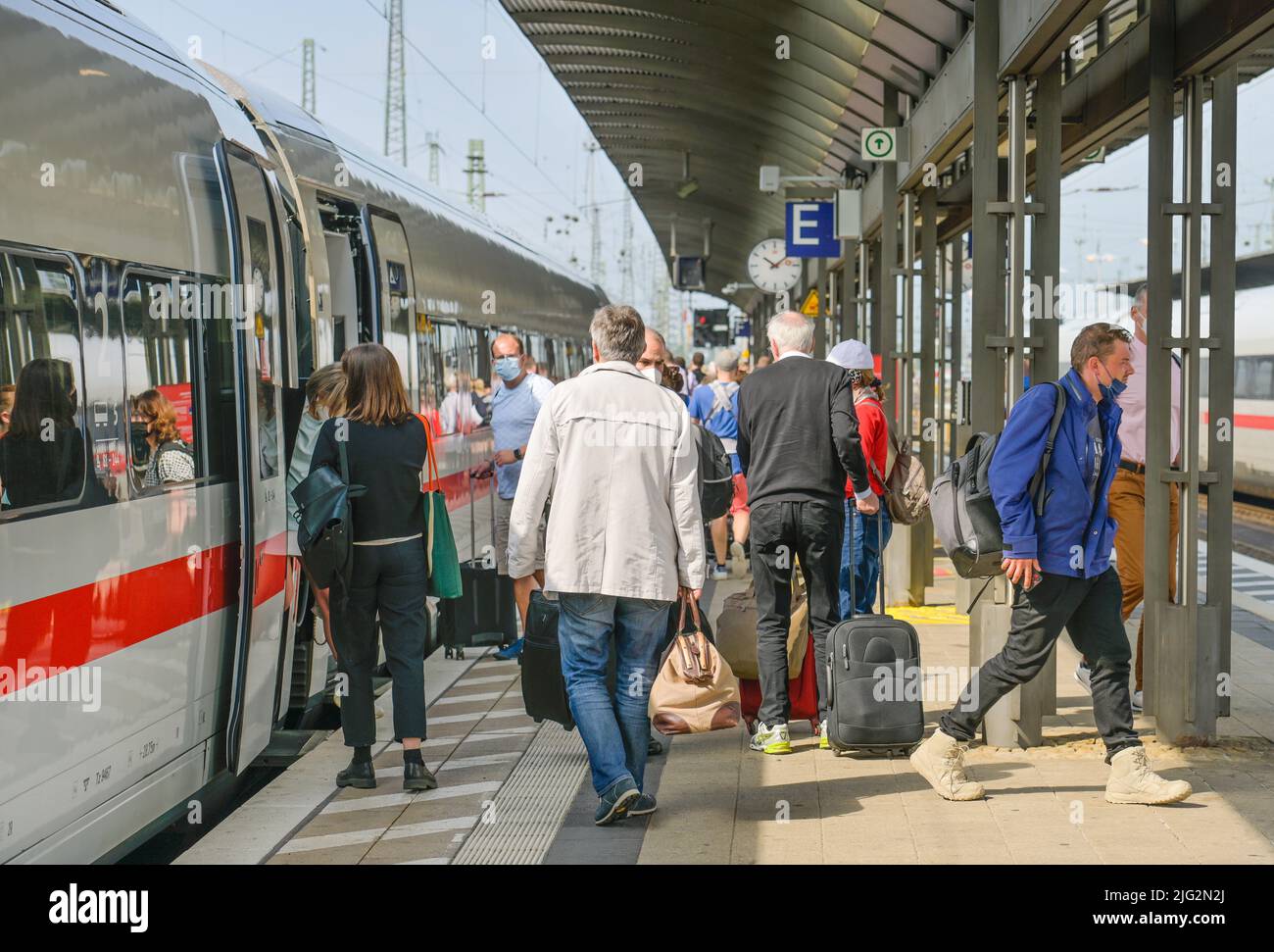 Passagiere am bahnsteig hi-res stock photography and images - Alamy