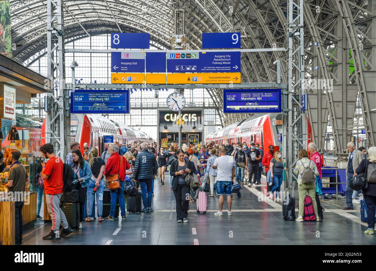 Bahnsteig am frankfurter hauptbahnhof hi-res stock photography and images - Alamy