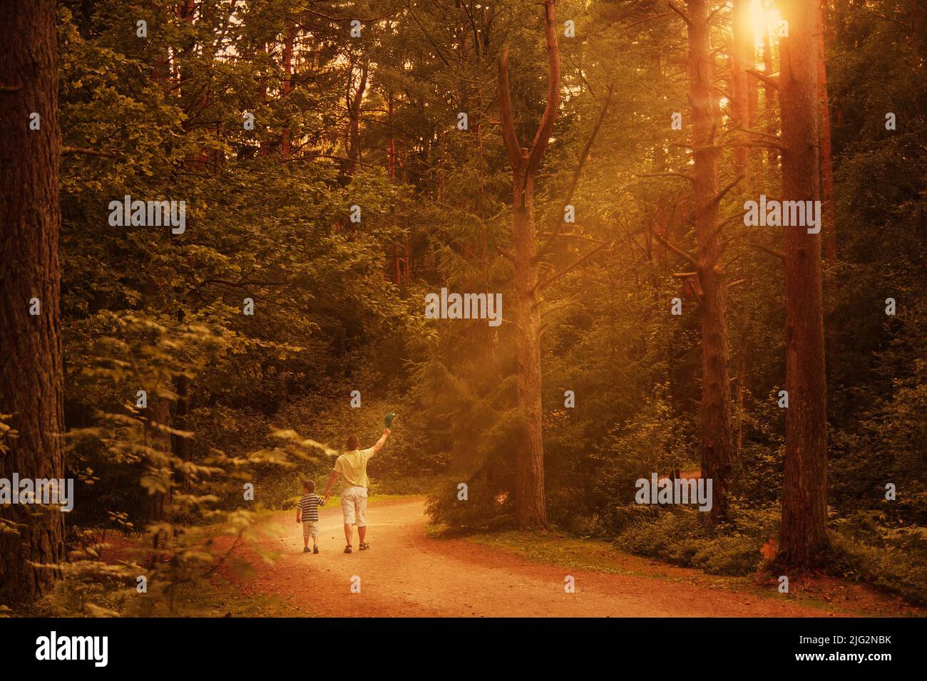 Family path sunset hi-res stock photography and images - Alamy