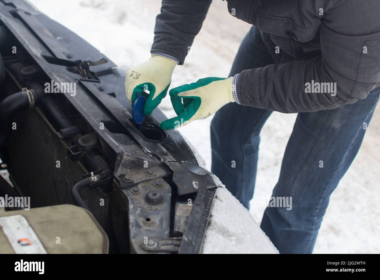 Man repairing a car hi-res stock photography and images - Alamy
