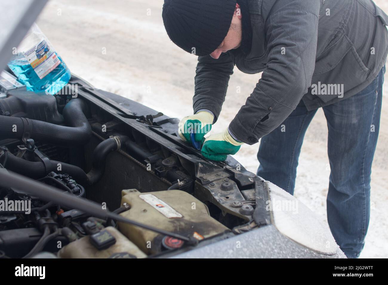 Man repairing a car hi-res stock photography and images - Alamy