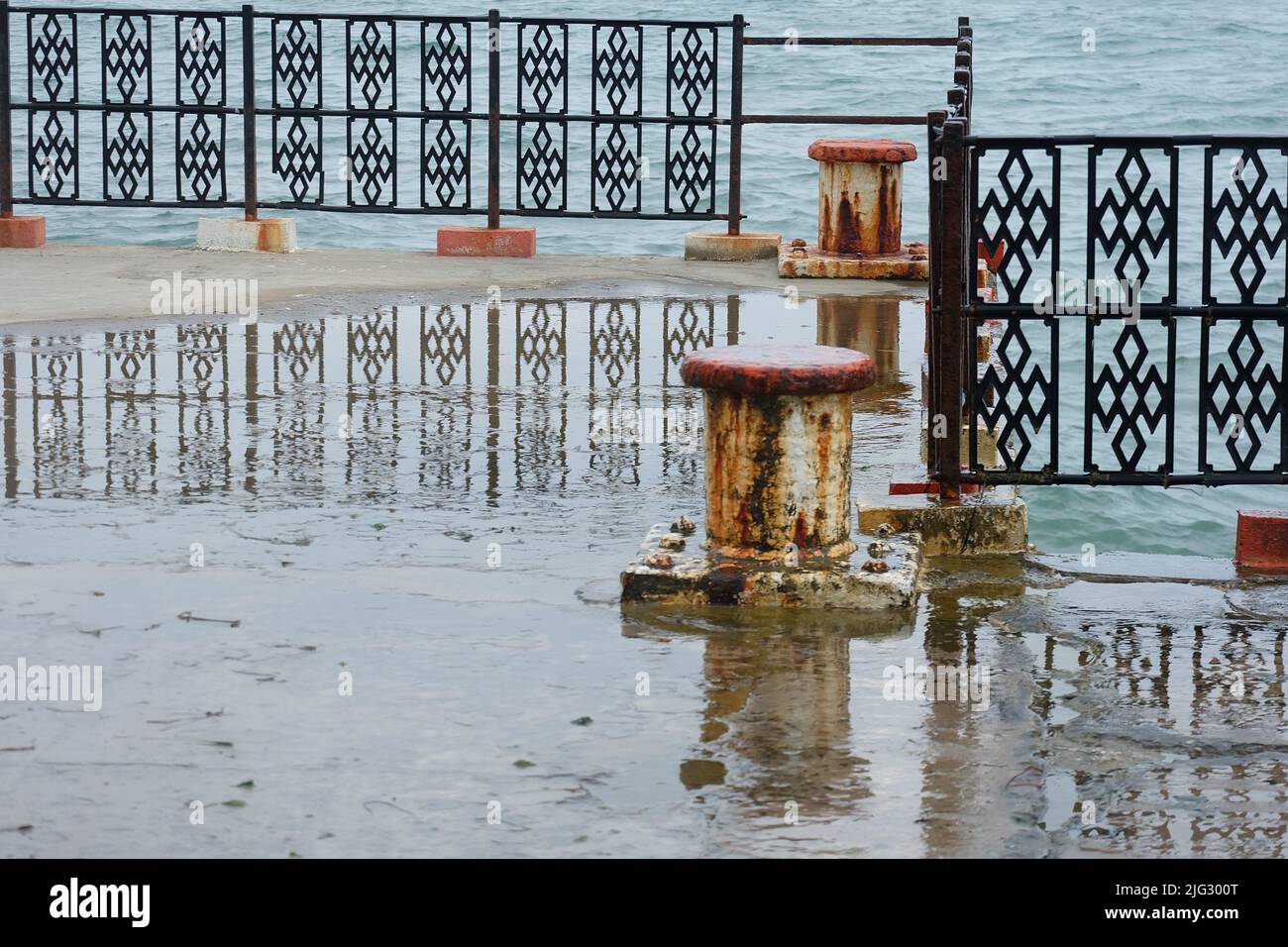 Old iron pier hi-res stock photography and images - Alamy