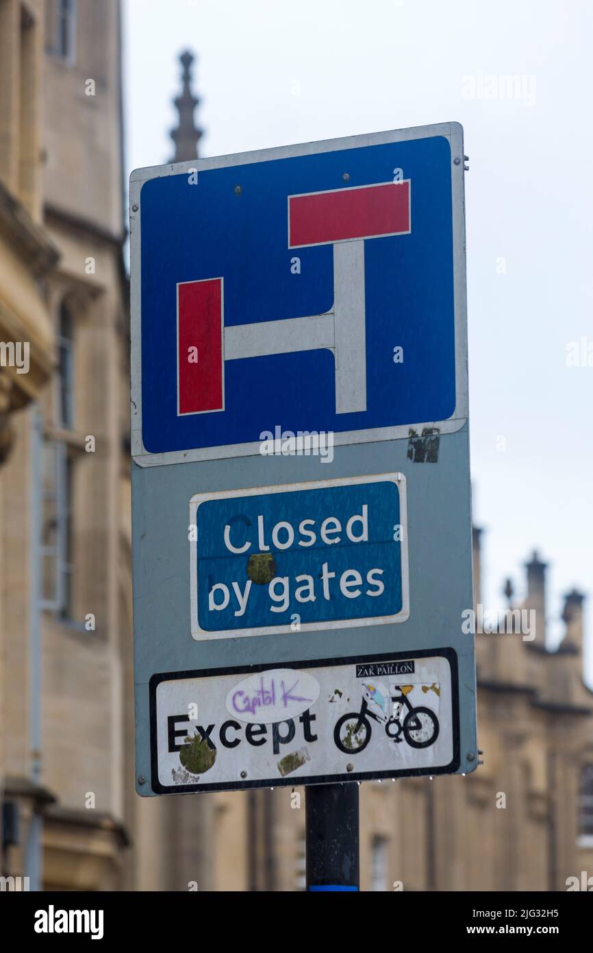 No Through Road sign Closed by gates except bicycles at Oxford ...