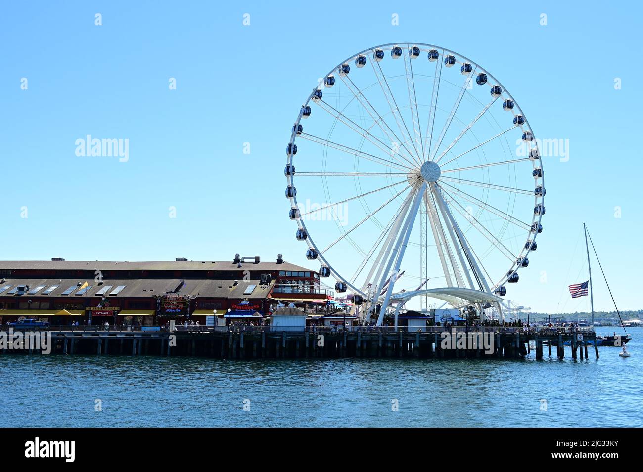 Seattle Great wheel at Pier 57 on Elliott Bay, Seattle Stock Photo - Alamy