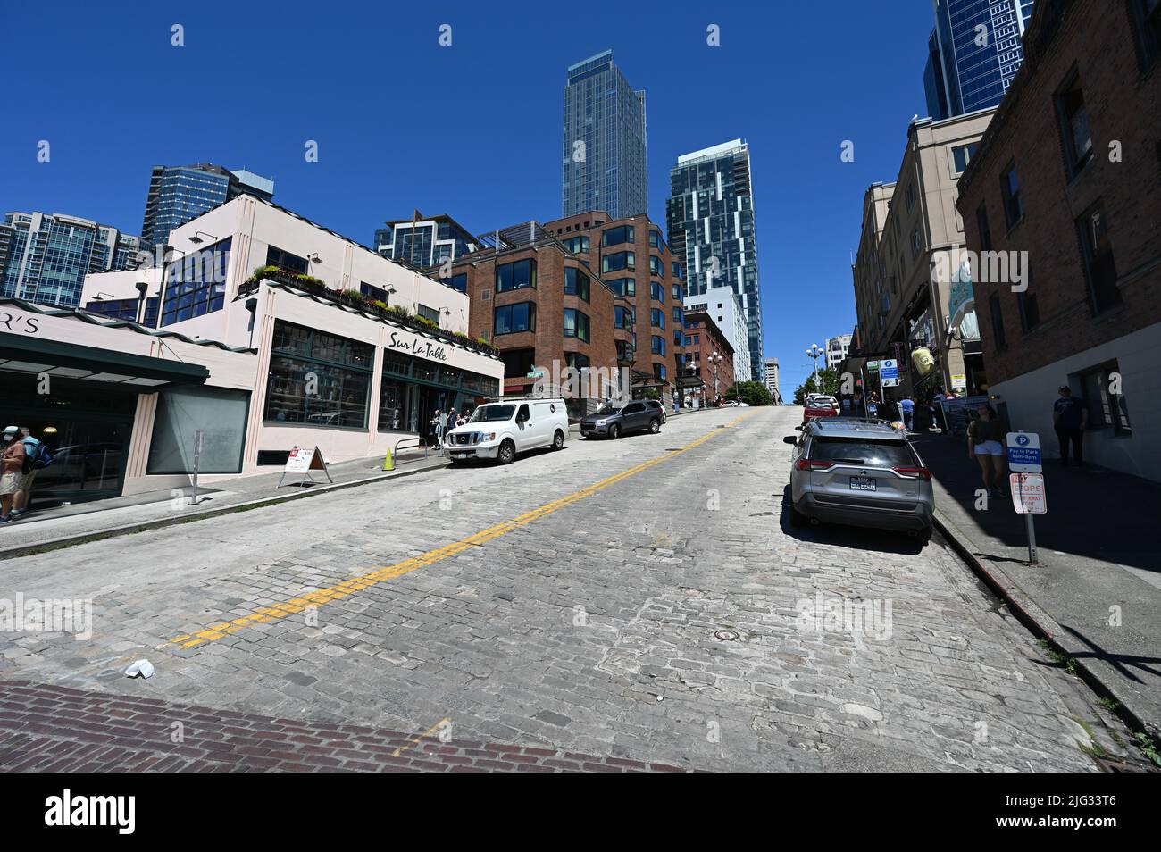 Modern building in seattle business district hi-res stock photography ...