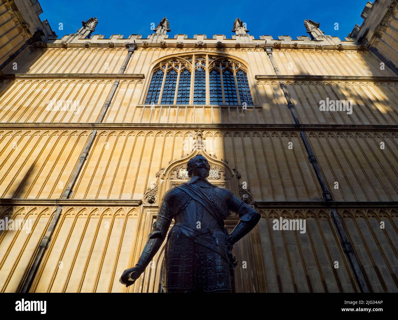 Here we see one of the most famous buildings in the heart of Oxford ...