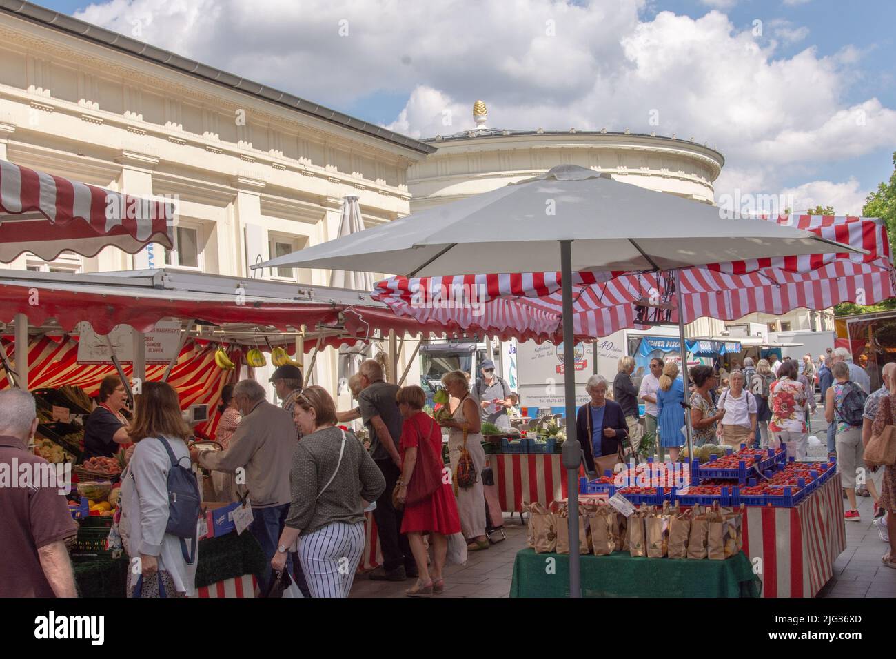 Aachen June 2022: scene at the weekly market at the Eliesenbrunnen ...