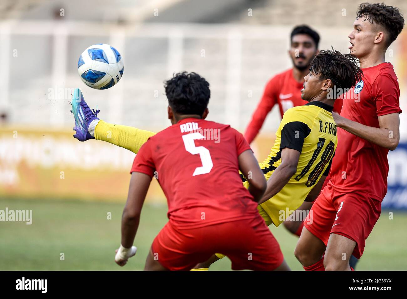 Jakarta. 7th July, 2022. Adam Farhan (C) of Malaysia vies with Danial ...