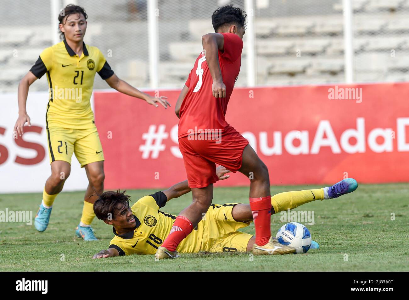 Jakarta. 7th July, 2022. Adam Farhan (bottom) of Malaysia vies with ...