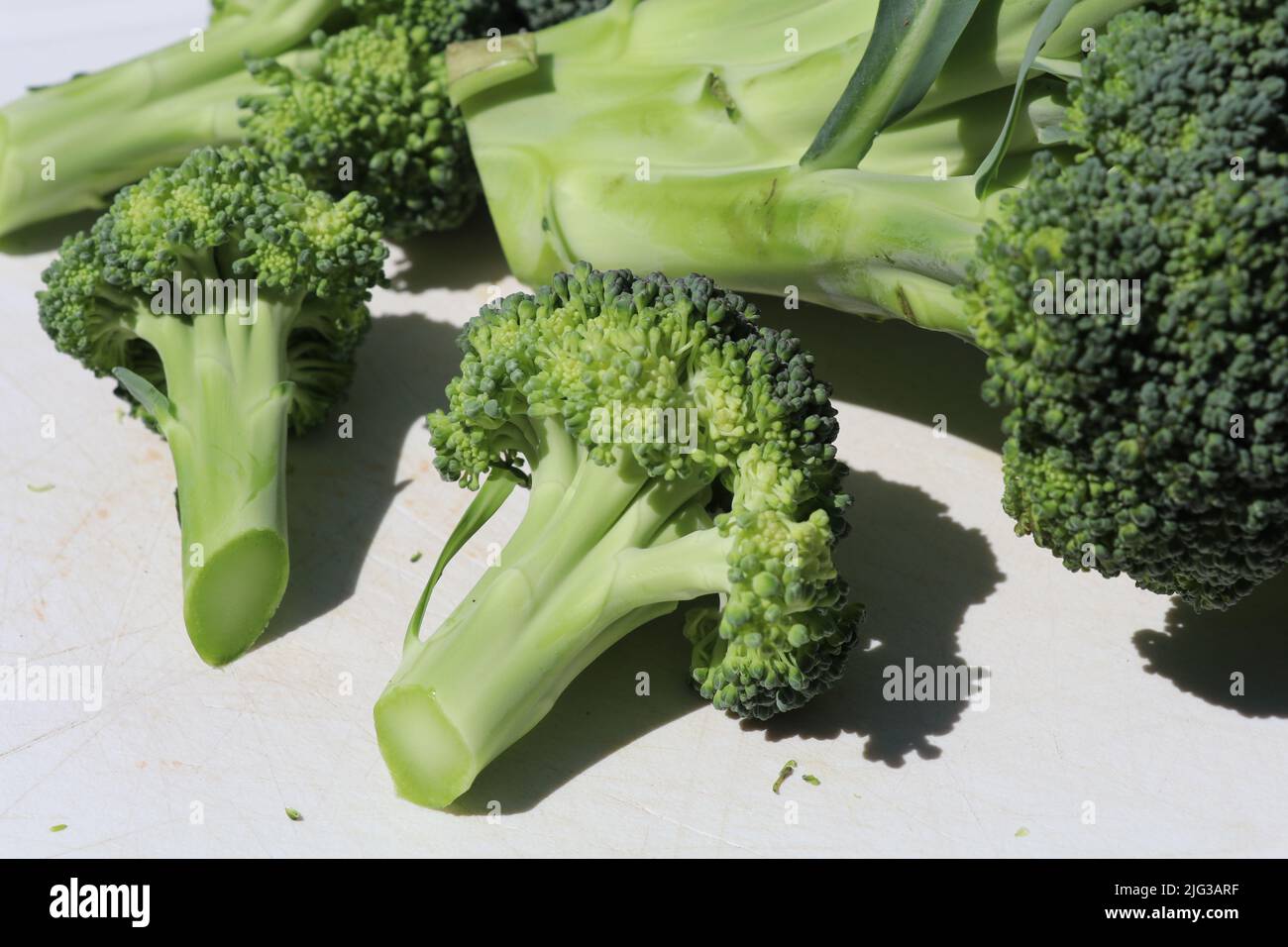 broccoli florets cut off a broccoli ready to prepare Stock Photo - Alamy